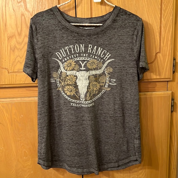 Yellowstone | Tops | Yellowstone Dutton Ranch Graphic Tshirt Size ...